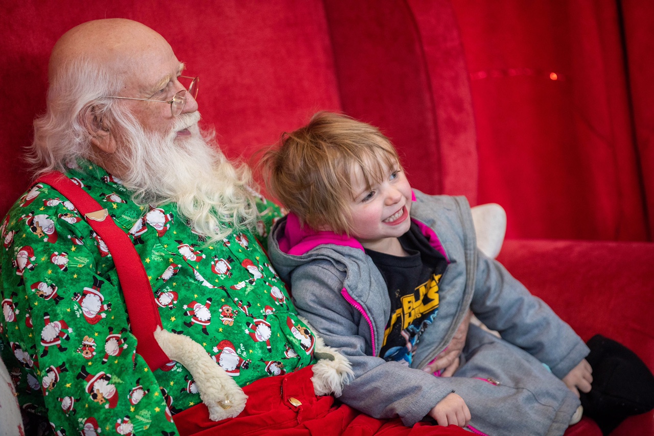 Santa's silver anniversary: Christmas icon marks 25 years greeting kids ...