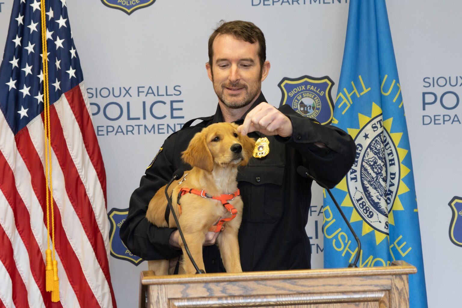 At 1-year mark, Leo the therapy dog has become key part of the police ...
