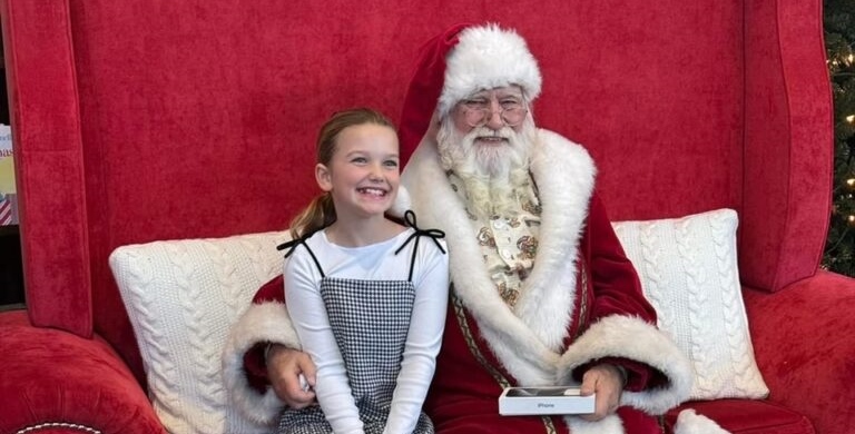 Giving family shows holiday spirit as mall Santa recovers from theft ...